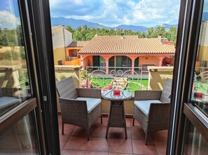 Quarto Romântico | Com mobília individualizada, secretária, roupa de cama fornecida 