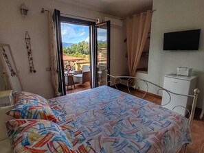 Quarto Romântico | Com mobília individualizada, secretária, roupa de cama fornecida