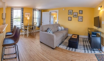 Apartamento clássico, 1 cama King e sofá-cama, cozinha | Área de estar | TV de tela plana