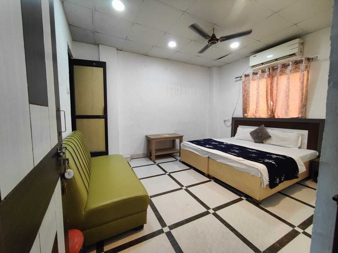 Quarto casal básico | Roupas de cama premium, escrivaninha, cortinas blackout