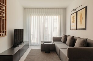 Apartamento luxo, 2 quartos, sacada | Área de estar | Smart TV 50 polegadas com canais digitais