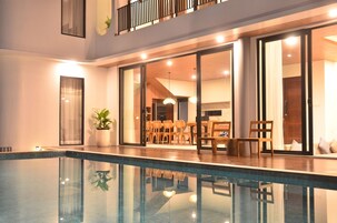 Villa de Luxo | Sala de estar | Smart TV de 42 polegadas com canais por cabo