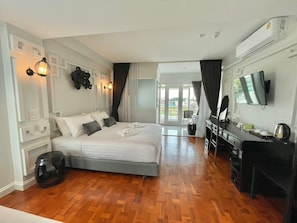 Quarto Deluxe | Com decoração personalizada, secretária 