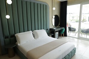 Quarto casal luxo, banheira de imersão, vista para o mar | Roupas de cama premium, frigobar, quartos à prova de som, berços grátis