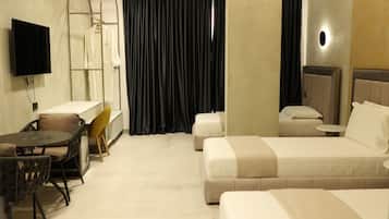 Quarto triplo luxo, sacada | Roupas de cama premium, frigobar, quartos à prova de som, berços grátis