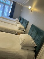 Suite Superior, casa de banho anexa | Secretária, secretária adequada para computadores portáteis 