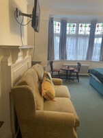 Quarto Quádruplo Standard, casa de banho anexa | Secretária, secretária adequada para computadores portáteis 