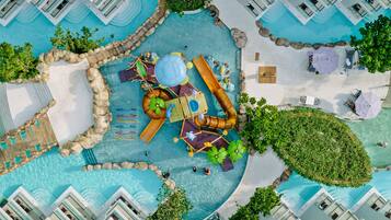 Vista aérea de um resort com várias piscinas, um toboágua e áreas de lazer.