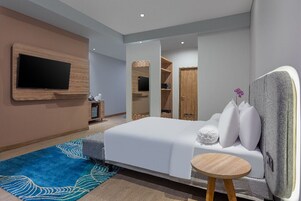 Suite Júnior | 1 quarto, cofre no quarto, com mobília individualizada, secretária 