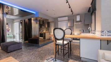 Apartamento design, terraço | 2 quartos, cofres nos quartos, quartos à prova de som