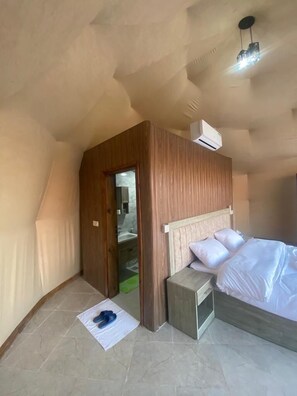 Banheira e chuveiro separados, chuveiro com efeito de chuva