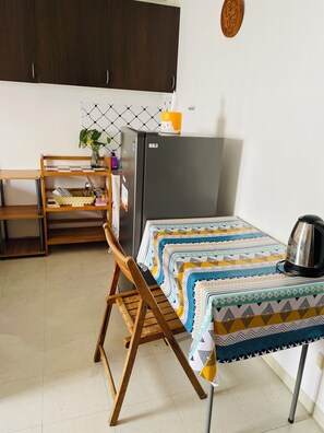Studio Twin bed | Roupas de cama premium, escrivaninha, espaço de trabalho para notebook