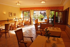 Café da manhã com buffet grátis todos os dias