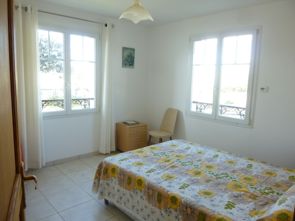 Rez-de-chaussée Avec Terrasse à 15 Minutes Des Plages, - Angles