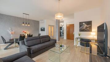 Apartamento Deluxe | Sala de estar | TV de ecrã plano