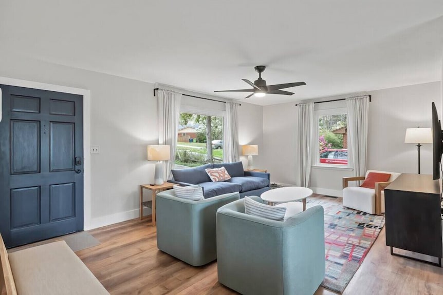 Luxurious Oasis Packed With Entertainment! Large Fenced-in Back Yard. - Raleigh, NC