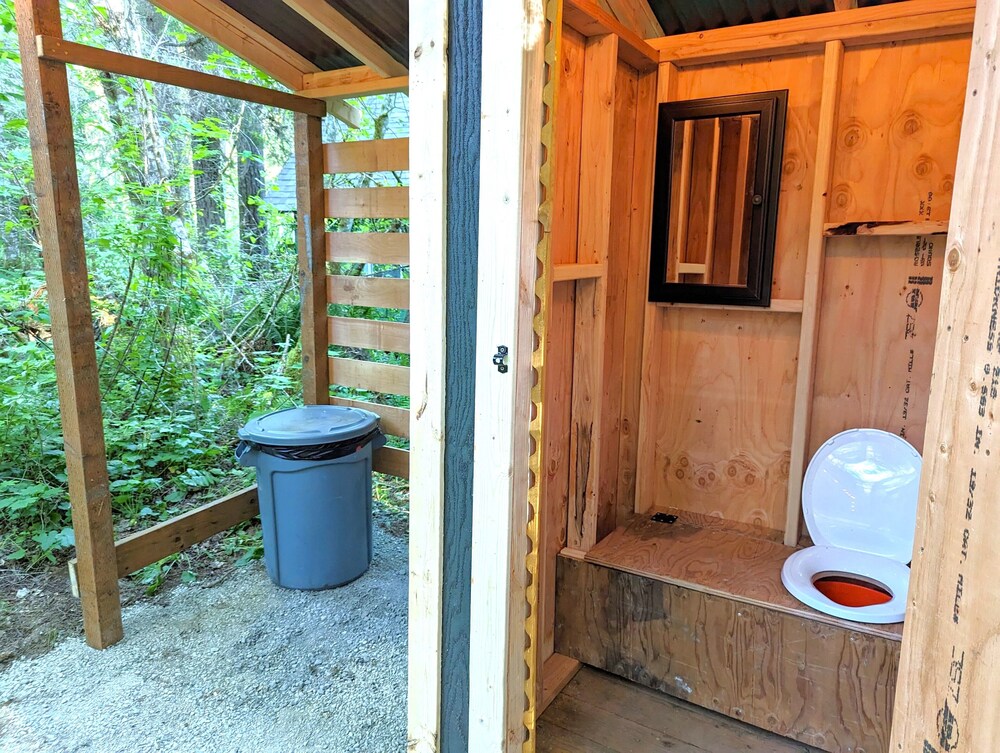 Bigfoot's Bivvy Tent Site ~8 Mi To Mt. Rainier Natl Park Nisqually Entrance - Washington