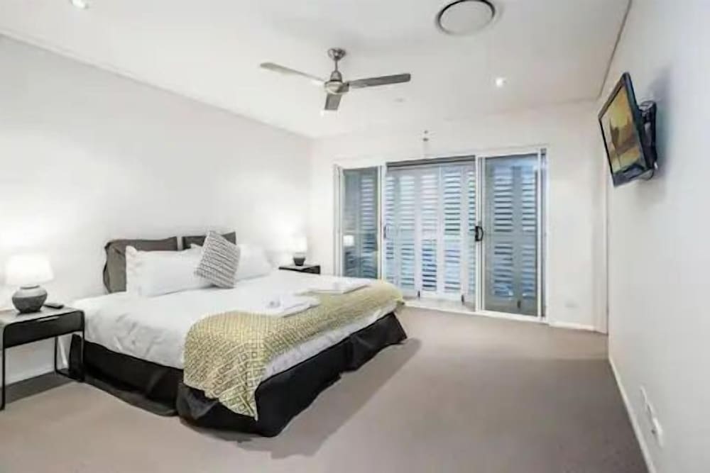 Wow Large 4 Bedrooms 4 Bathroom With Private Pool, 4 Min Walk To Beach - Gold Coast