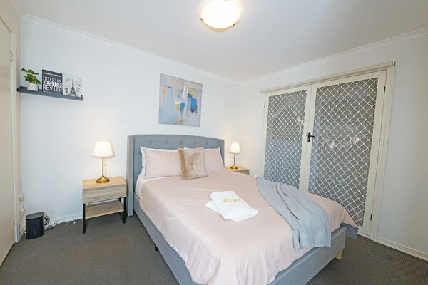 Box Hill Compact Home Small Family Wifi - Whitehorse City