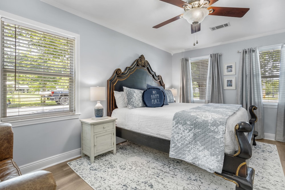 Cozy Castaway Cottage in Historic Old Town. Close to everything! Newly ...