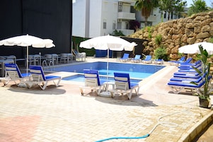 Piscina externa sazonal, guarda-sóis, espreguiçadeiras