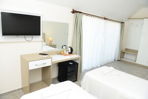 Quarto econômico | Frigobar (abastecido com alguns itens grátis), escrivaninha