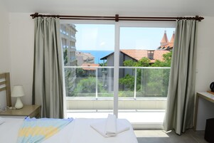 Quarto standard | Frigobar (abastecido com alguns itens grátis), escrivaninha