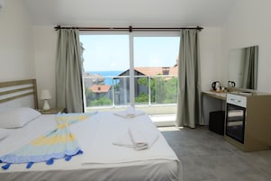 Quarto standard | Frigobar (abastecido com alguns itens grátis), escrivaninha