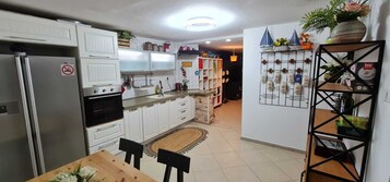 Apartamento Clássico | Cozinha privada | Um frigorífico/congelador grande, um micro-ondas, uma chaleira elétrica