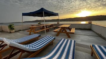 Terraço com espreguiçadeiras