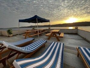 Terraço com espreguiçadeiras
