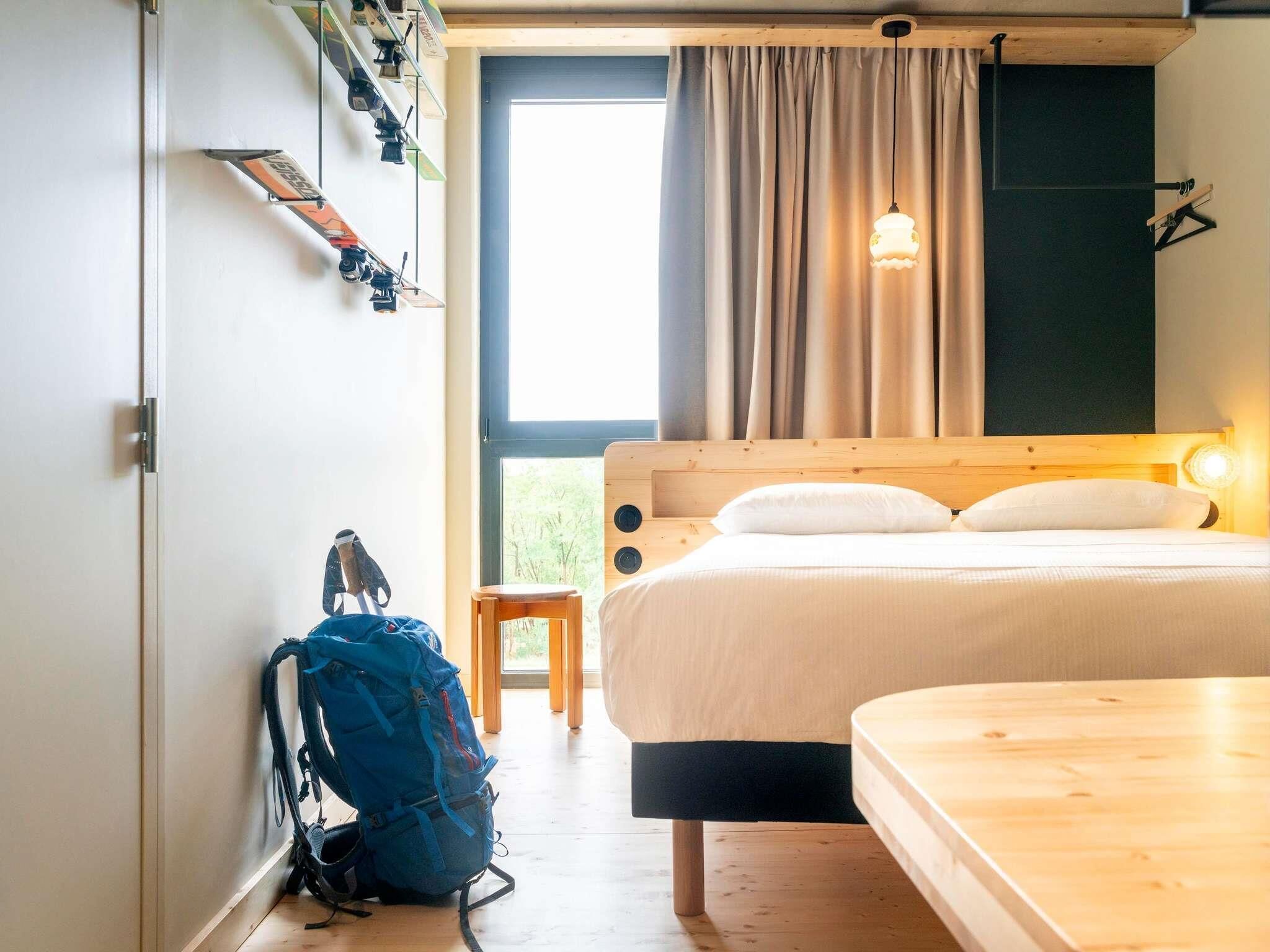 Quarto, 1 cama de casal (Pop) | Escrivaninha, espaço de trabalho para notebook, cortinas blackout