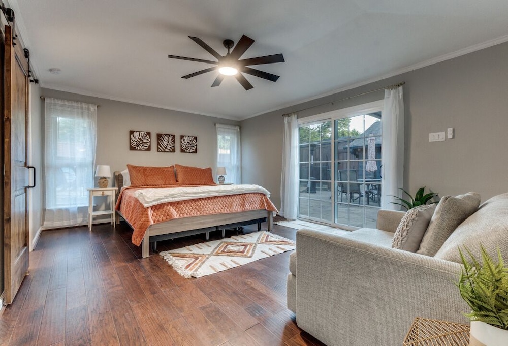 Heated Pool, Putting Green, Movie Theater And More! 4 Bed/3 Bath - Dallas