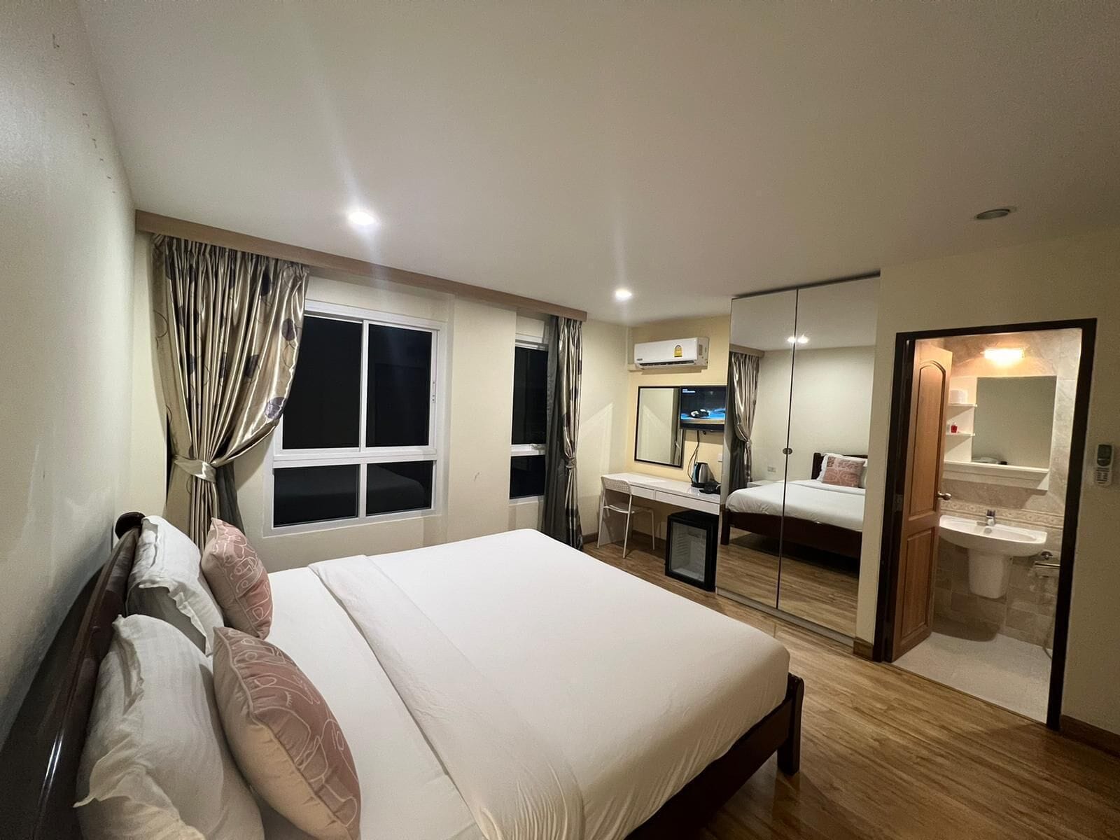 Quarto superior | Frigobar, cofres nos quartos, escrivaninha