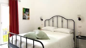 Quarto Duplo | Secretária, berço de viagem, Wi-fi grátis, roupa de cama fornecida