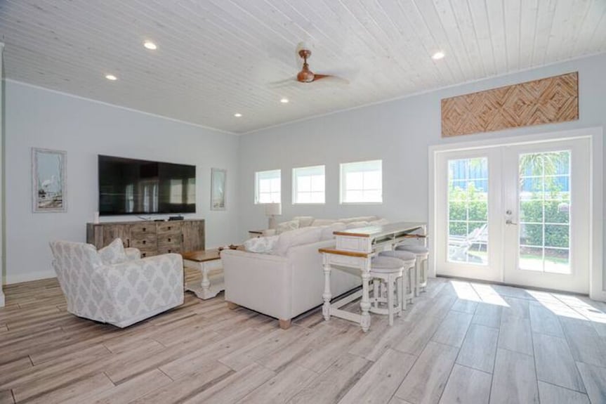 Destin Beach House For 28! Heated Pool, Grill And Walking Distance To The Beach - Destin, FL