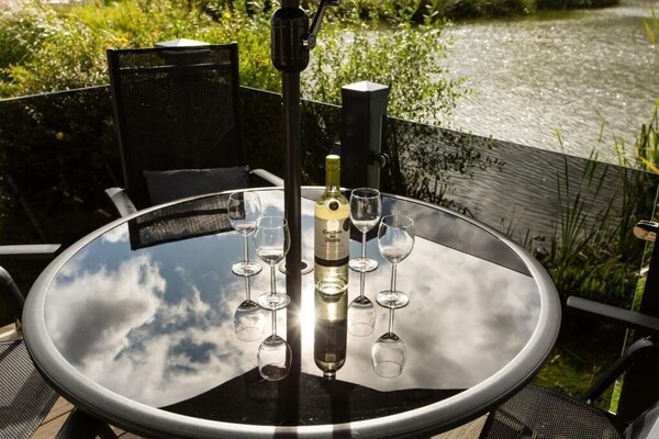 Rosedale Deluxe Lake View Caravan - Gloucestershire