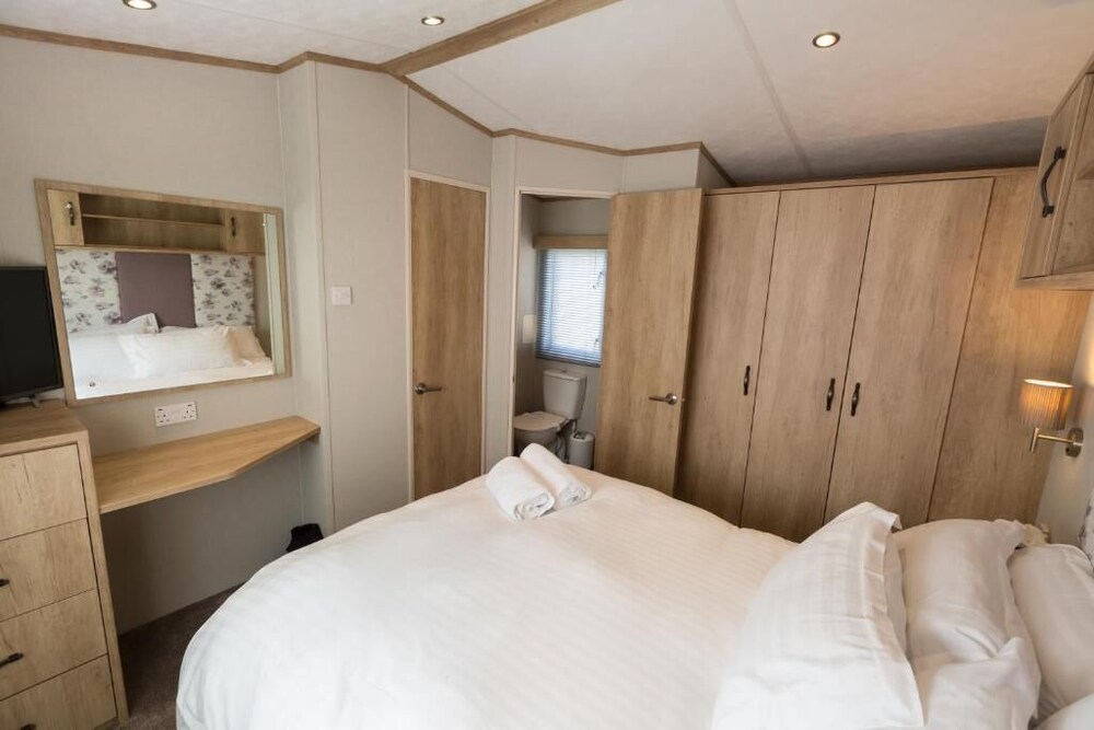 Rosedale deluxe lake view caravan - South Cerney | Vrbo