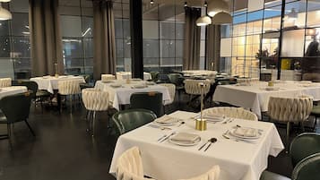 2 restaurantes, pequenos-almoços servidos, cozinha internacional