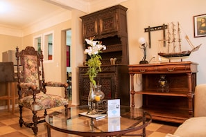 Apartamento de Luxo, 2 quartos, 2 casas de banho | Sala de estar | TV de ecrã plano