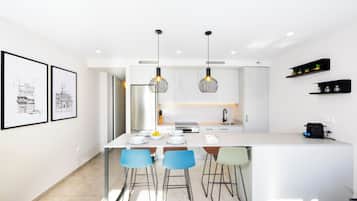 Geladeira, micro-ondas, fogão, cooktop
