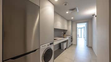 Apartamento Premium | Cozinha privada | Um frigorífico, um micro-ondas, um forno, uma placa de cozinha