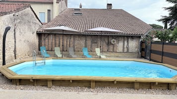 Piscina exterior sazonal, guarda-sóis, espreguiçadeiras