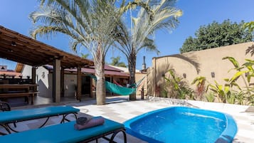 Casa Premium, acesso à piscina | Piscina | Piscina exterior, guarda-sóis, espreguiçadeiras