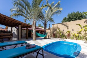 Casa Premium, acesso à piscina | Piscina | Piscina exterior, guarda-sóis, espreguiçadeiras 