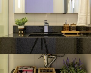 Casa Premium, acesso à piscina | Casa de banho | Um polibã, toalhas fornecidas 