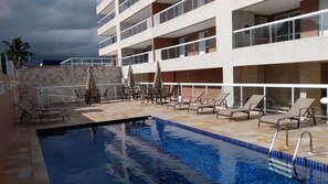 8 piscinas internas, 8 piscinas externas