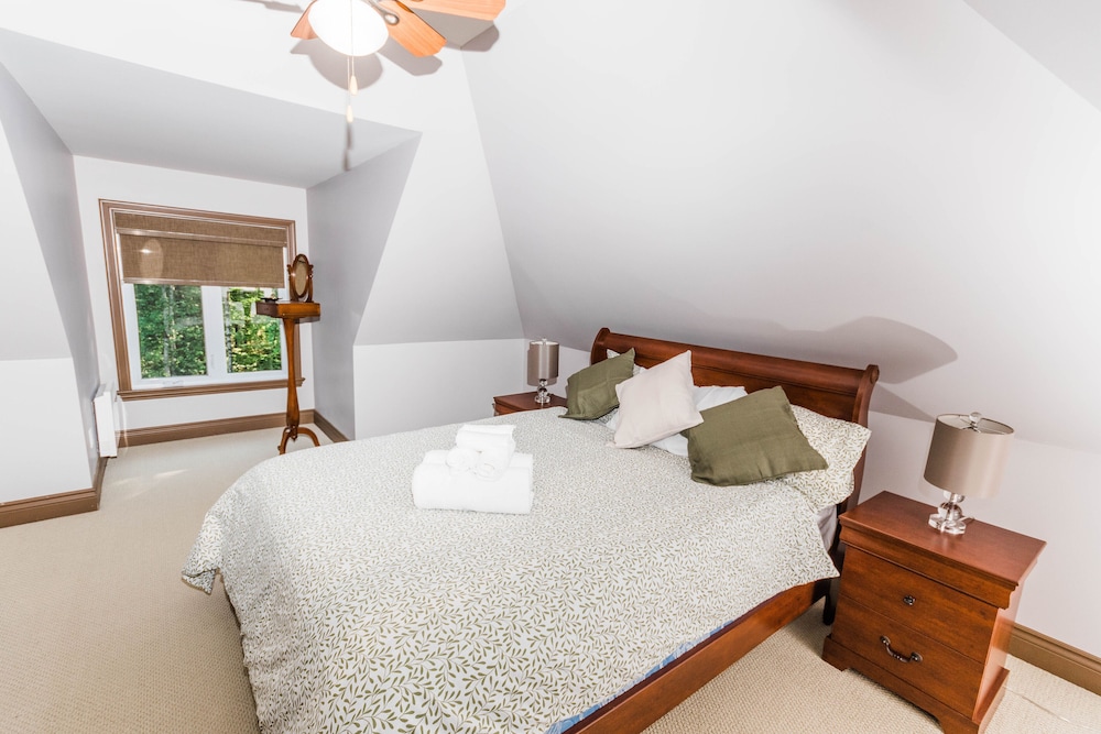 Beautiful Chalet Nestled In The Heart Of Mt Tremblant. Contact For Monthly Rates - Laurentides