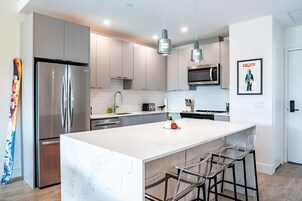 Condo | Cozinha privada | Geladeira grande, micro-ondas, fogão, cooktop