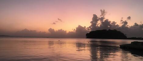 Água calma refletindo o céu ao pôr do sol.